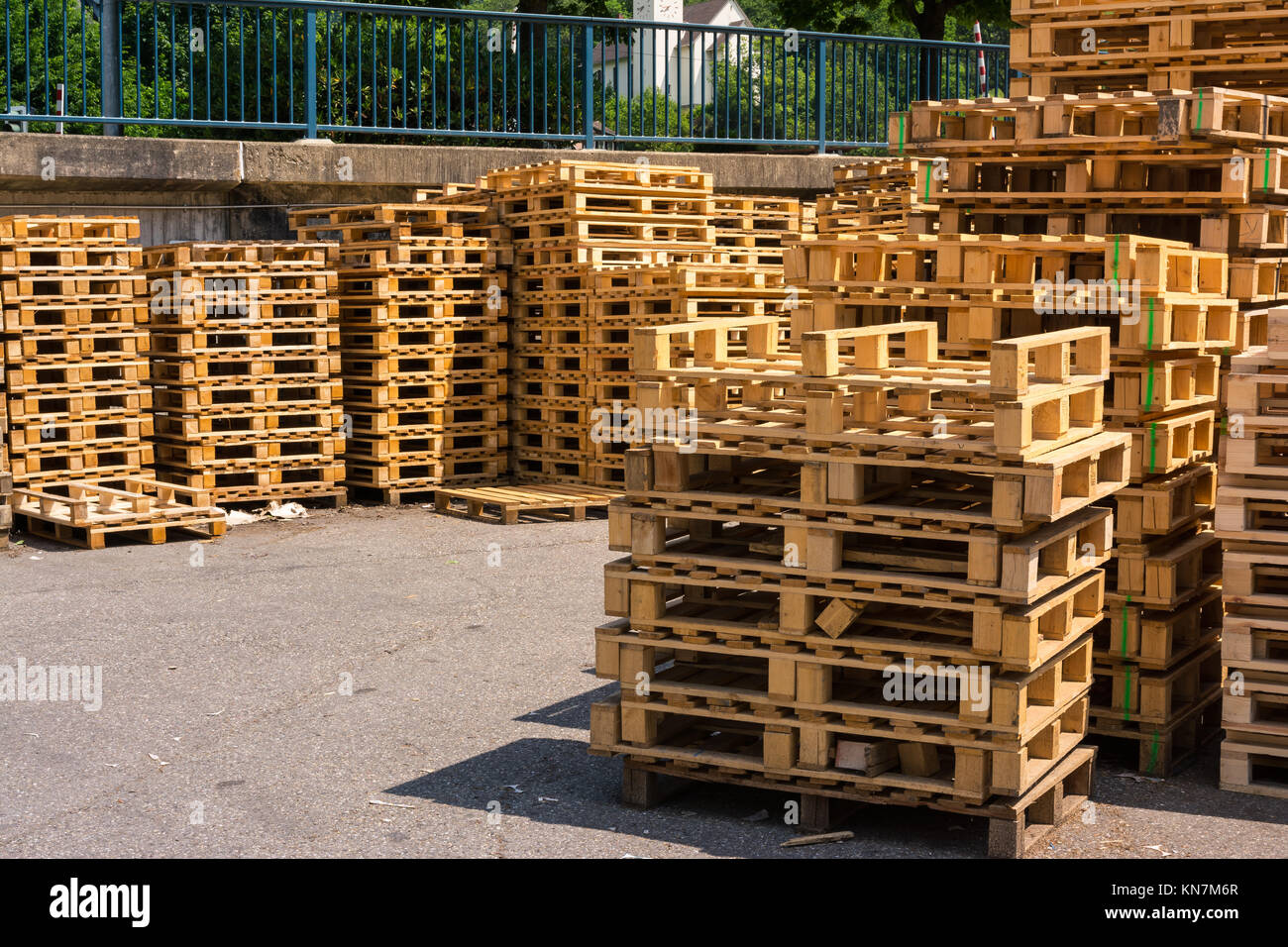 Stack wooden palettes hi-res stock photography and images - Alamy