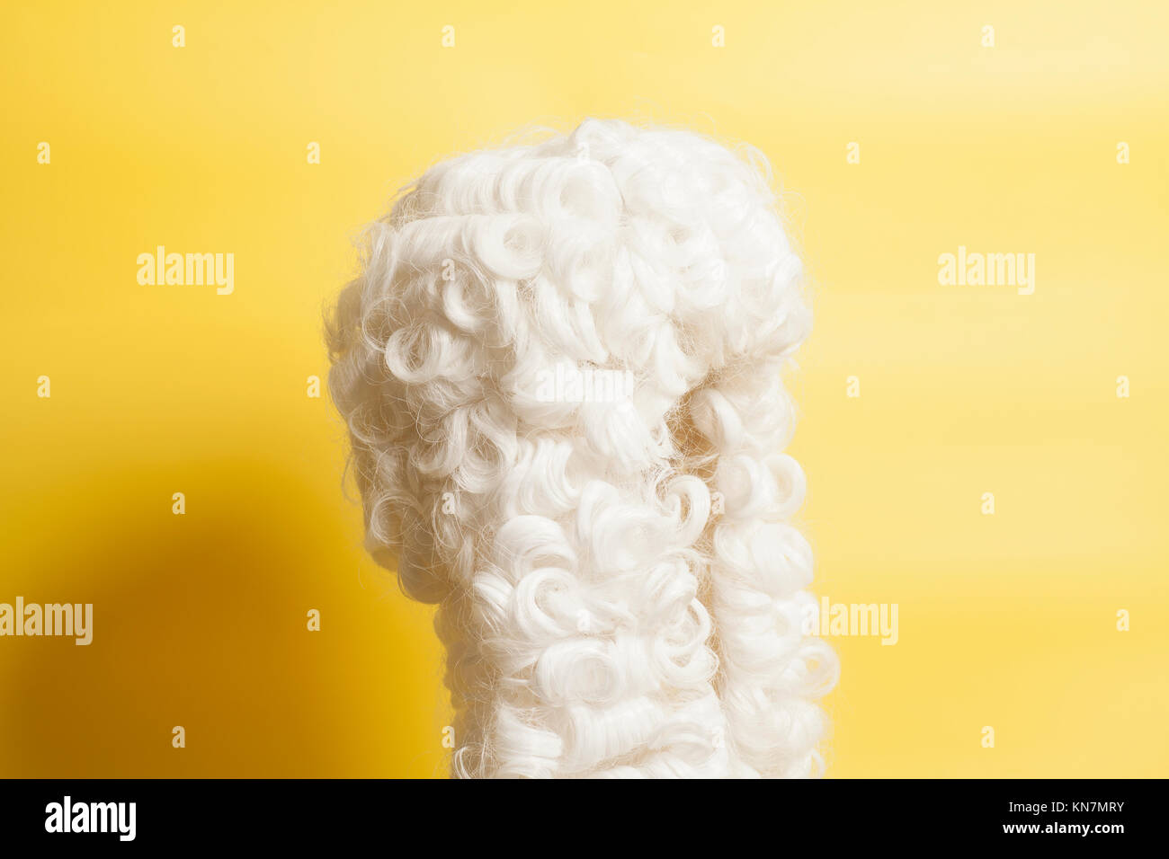 Judge wearing white wig hi-res stock photography and images - Alamy