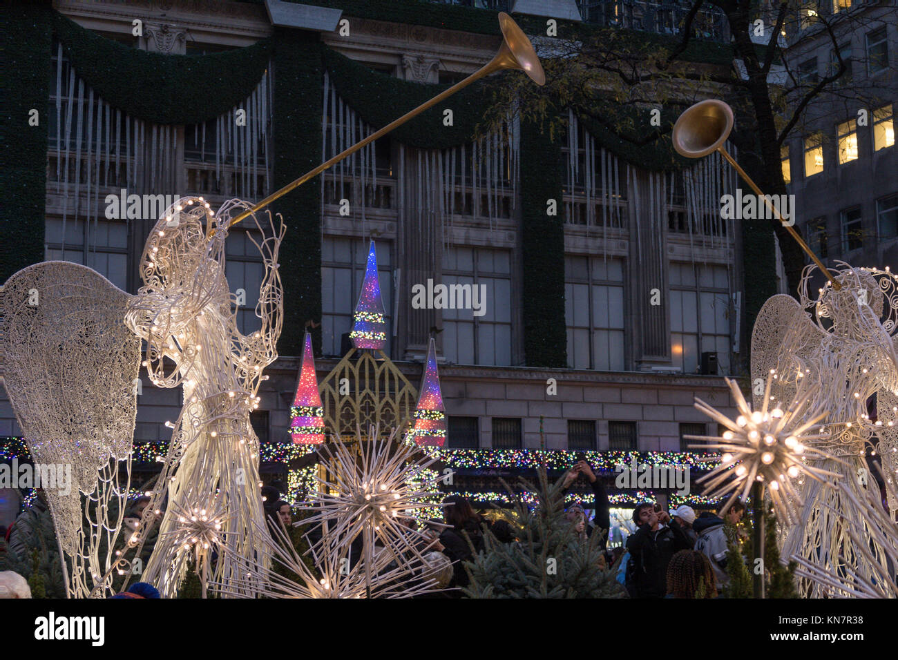 Angels rockefeller center hi-res stock photography and images - Alamy