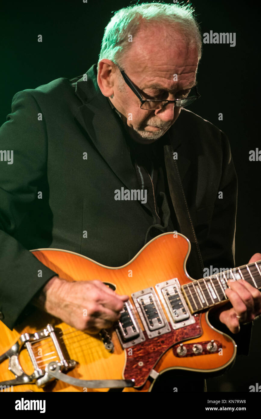 The pretty things band hi-res stock photography and images - Alamy