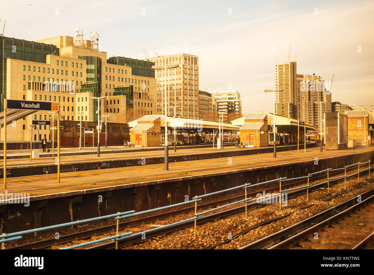 Deserted clapham junction platforms railway hi-res stock photography ...