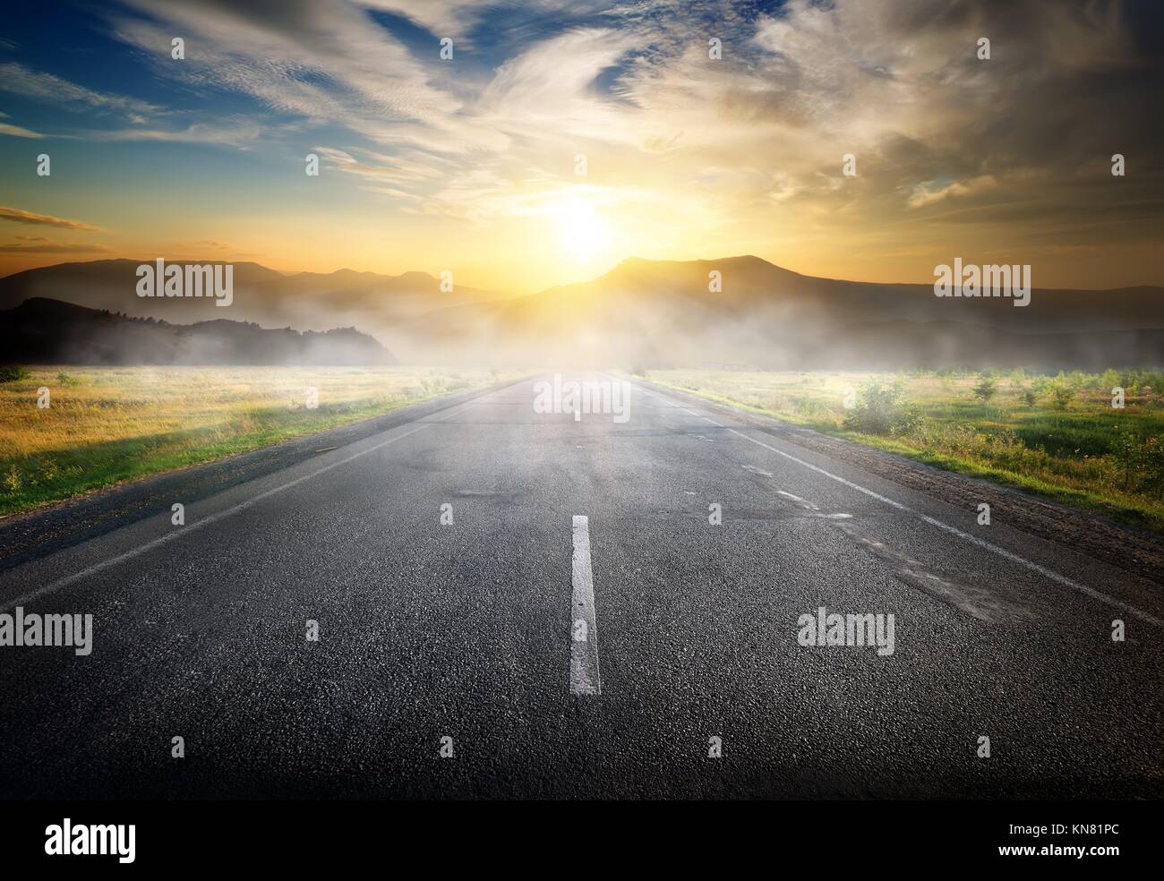 Side of highway perspective hi-res stock photography and images - Alamy