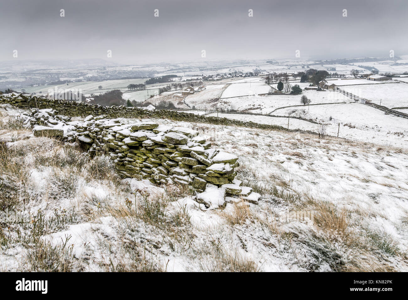 Wolvestone Heights, Holmfirth, England, UK. 10th December, 2017. Snow ...