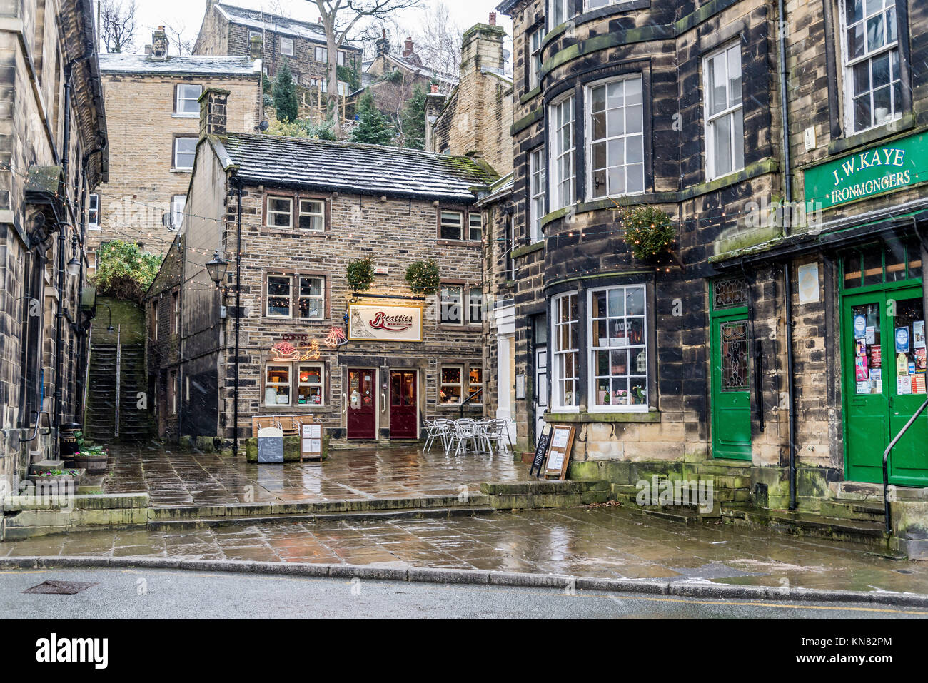 Holmfirth, UK. 10th Dec, 2017. Chrismas Shoppers stay ay home as snow ...