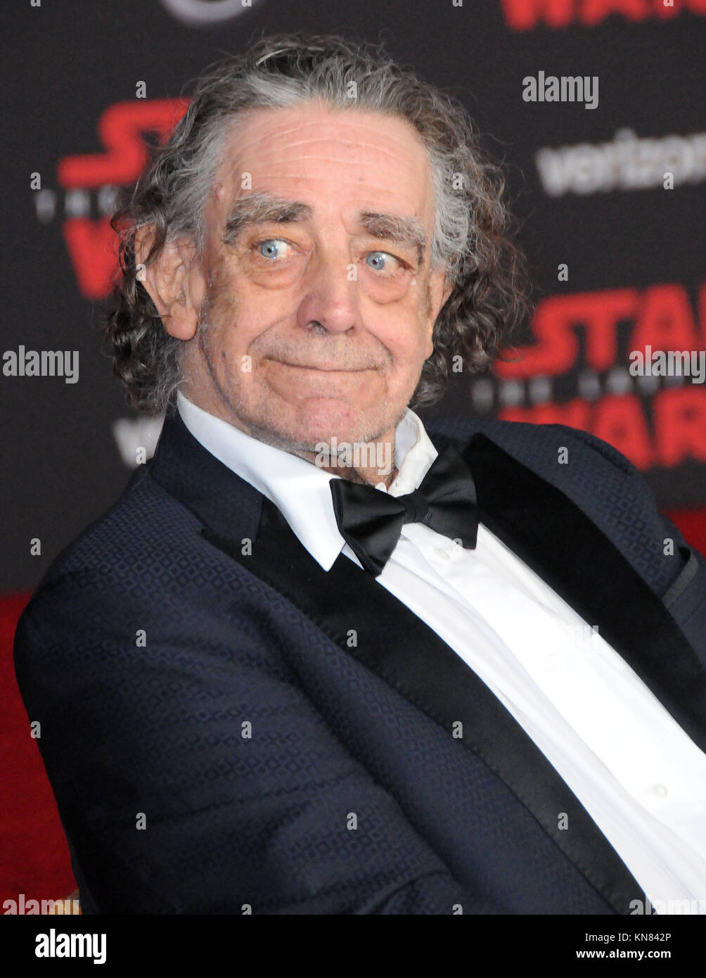 Los Angeles, USA. 09th Dec, 2017. Actor Peter Mayhew attends the World ...