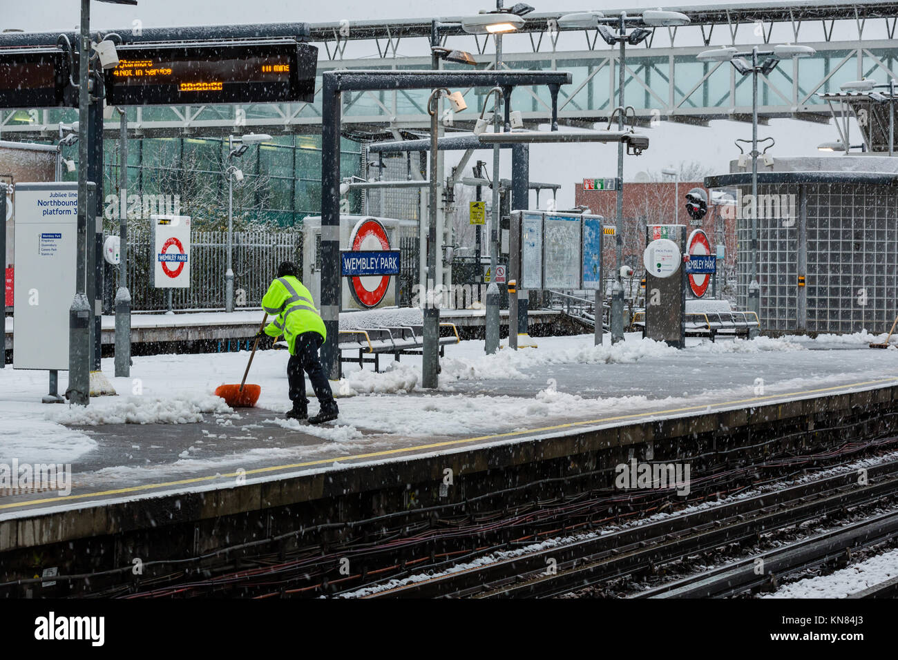 UK Weather, first snowfall in London causes cancellations and ...