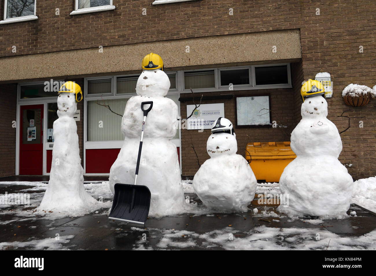 Peterborough, UK. 10th Dec, 2017. A family of snowmen built by the ...