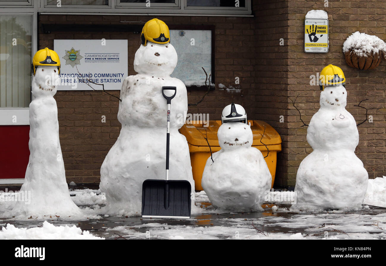Peterborough, UK. 10th Dec, 2017. A family of snowmen built by the ...