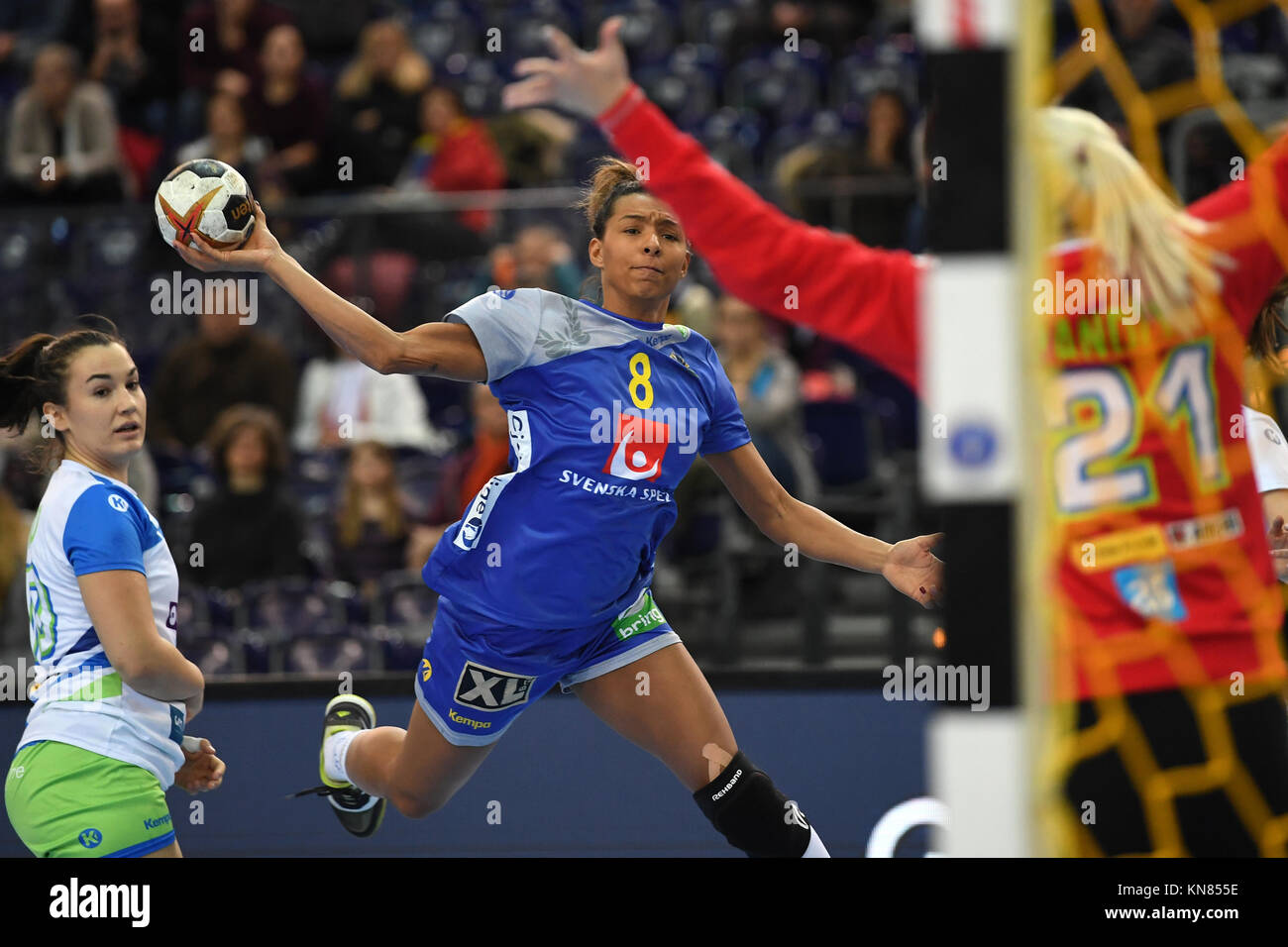 Leipzig, Germany. 10th Dec, 2017. Sweden's Jamina Roberts (c) throws ...