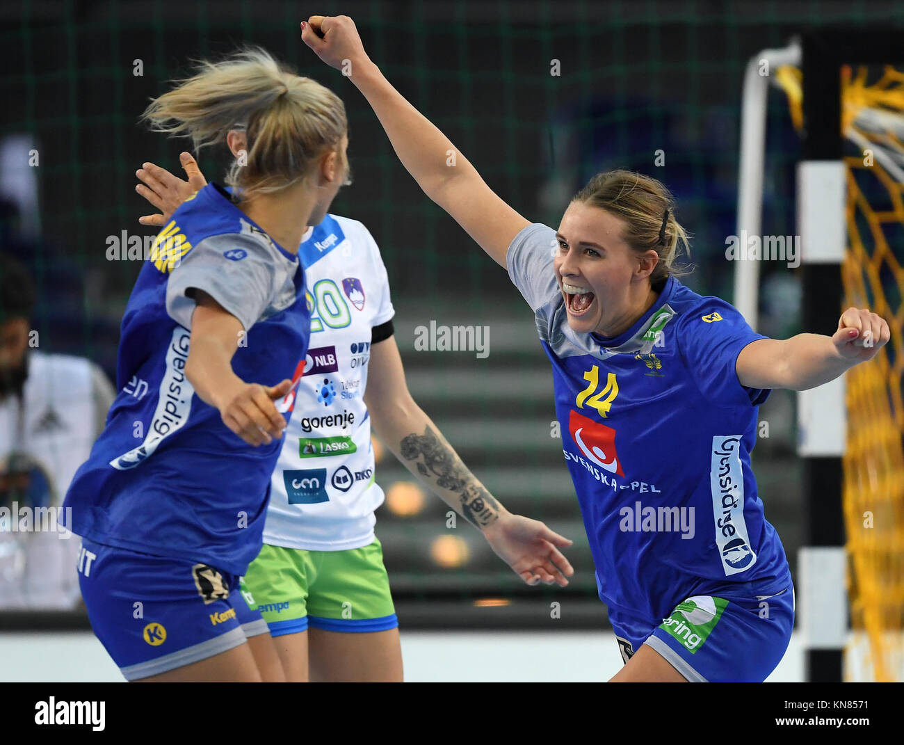 Leipzig, Germany. 10th Dec, 2017. Sweden's Ulrika Toft Hansen (l ...