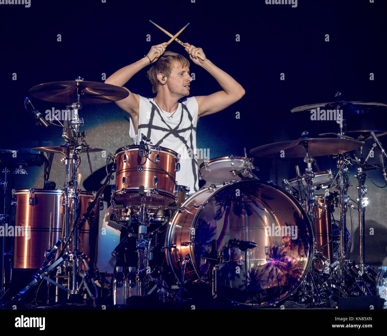 Inglewood, California, USA. 10th Dec, 2017. DOMINIC HOWARD of Muse ...