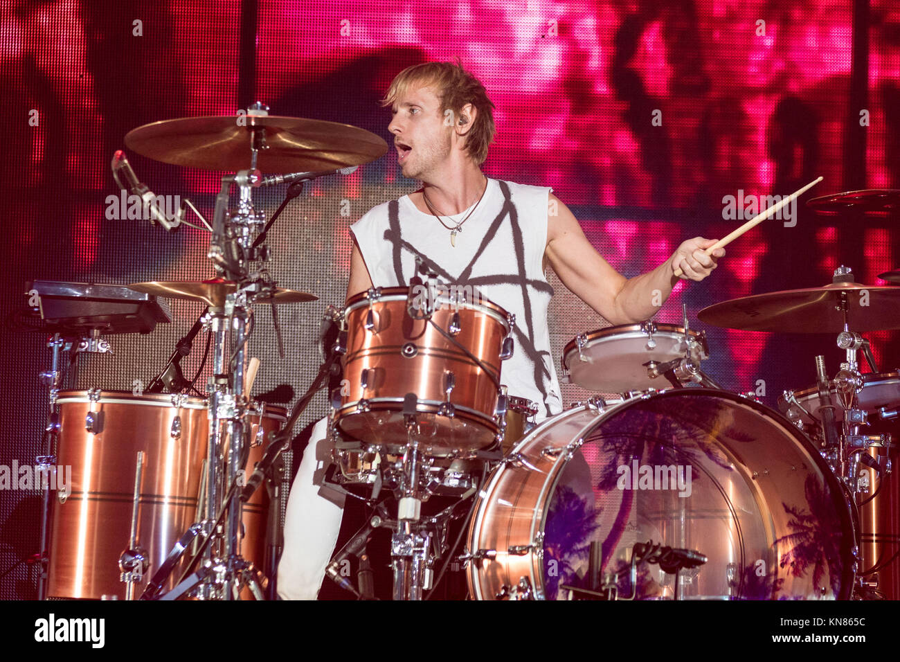 Inglewood, California, USA. 10th Dec, 2017. DOMINIC HOWARD of Muse ...
