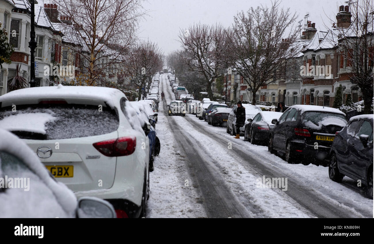 London, UK. 10th Dec, 2017. Snow covers vehicles, pavements and roads ...