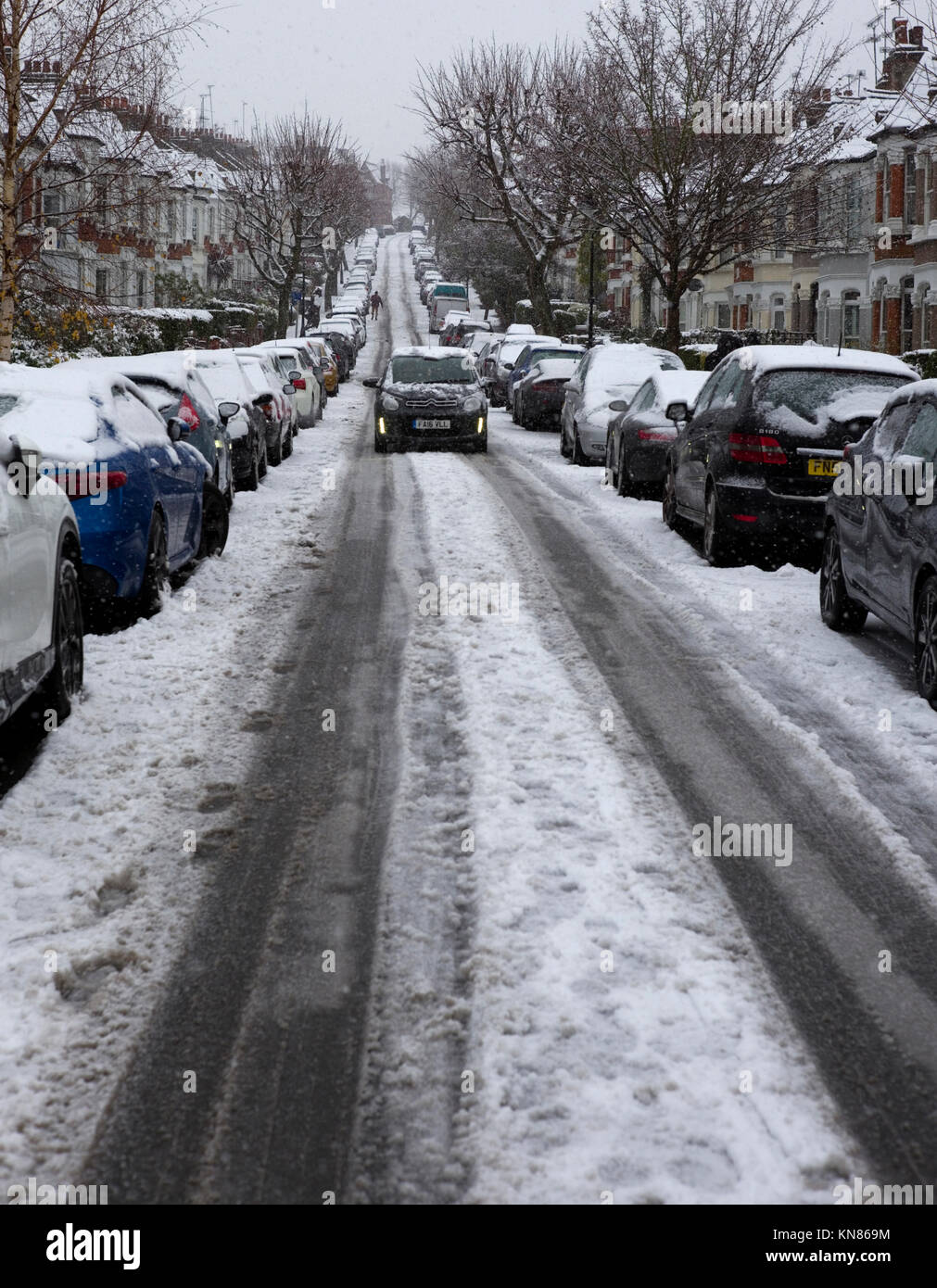 London, UK. 10th Dec, 2017. Snow covers vehicles, pavements and roads ...