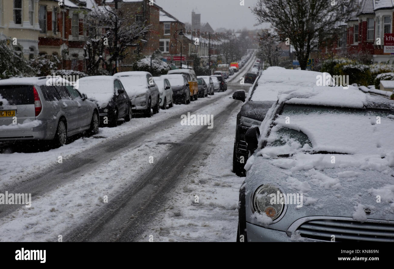 London, UK. 10th Dec, 2017. Snow covers vehicles, pavements and roads ...