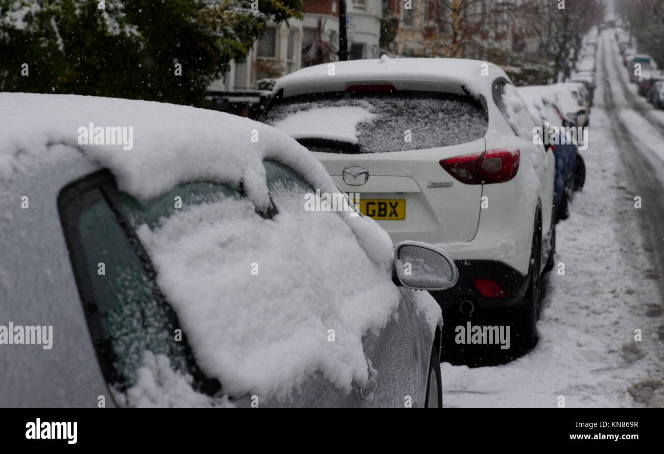 London, UK. 10th Dec, 2017. Snow covers vehicles, pavements and roads ...