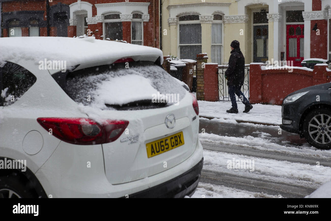 London, UK. 10th Dec, 2017. Snow covers vehicles, pavements and roads ...
