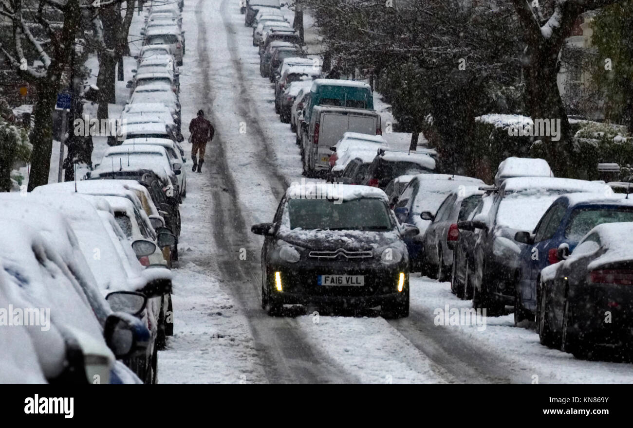London, UK. 10th Dec, 2017. Snow covers vehicles, pavements and roads ...