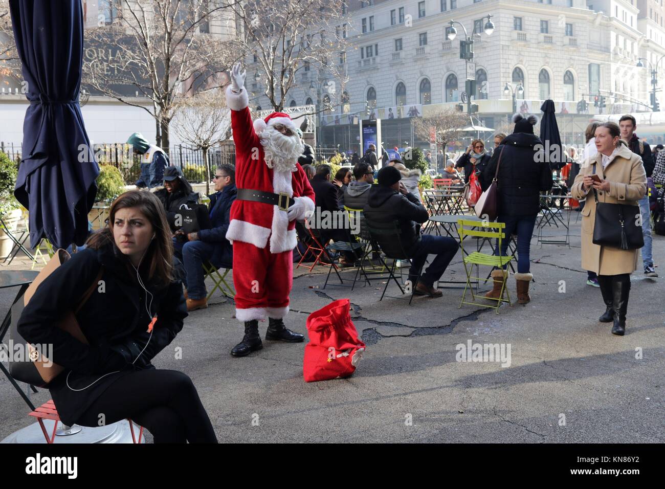 New York, USA. 10th Dec, 2017. New York, NY, US. 10th. Hectic Christmas ...