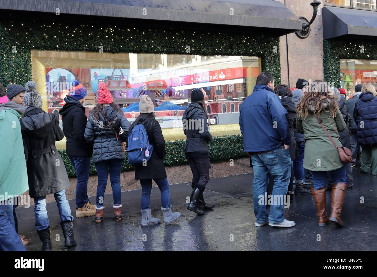 New York, USA. 10th Dec, 2017. New York, NY, US. 10th. Hectic Christmas ...