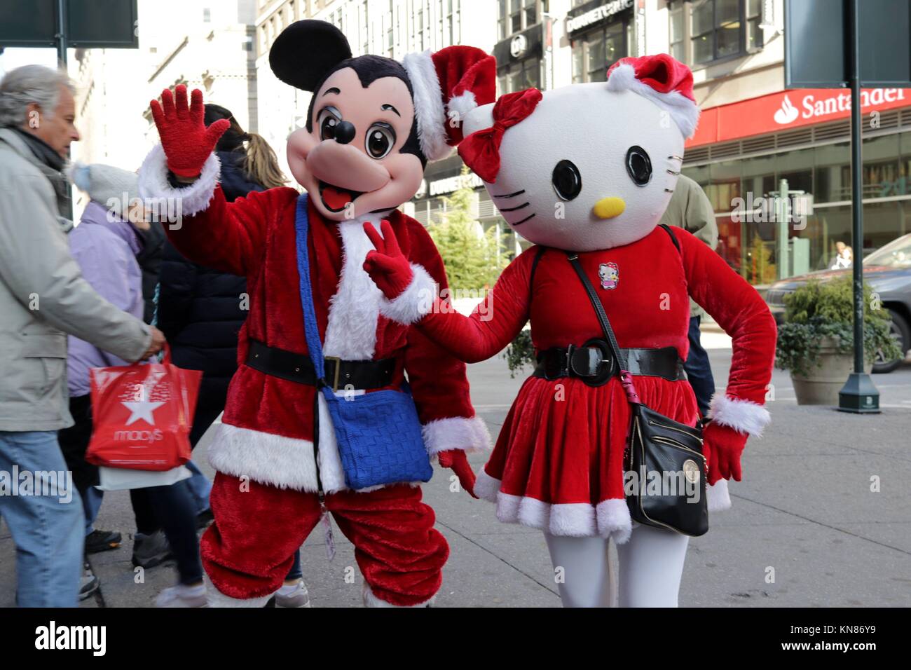 New York, USA. 10th Dec, 2017. New York, NY, US. 10th. Hectic Christmas ...