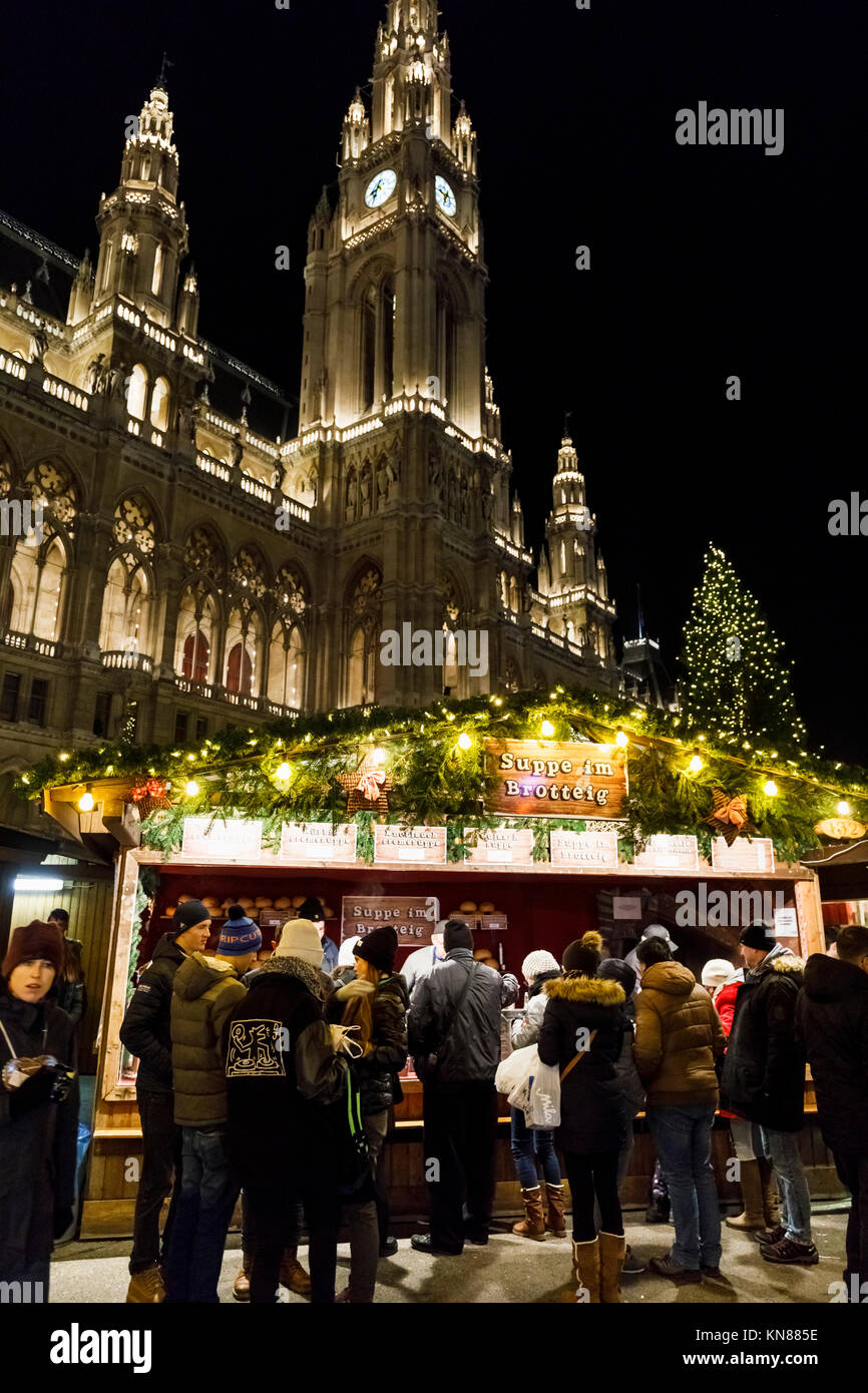 Vienna, Austria, 10th December 2017. Soup and food stall in the ...