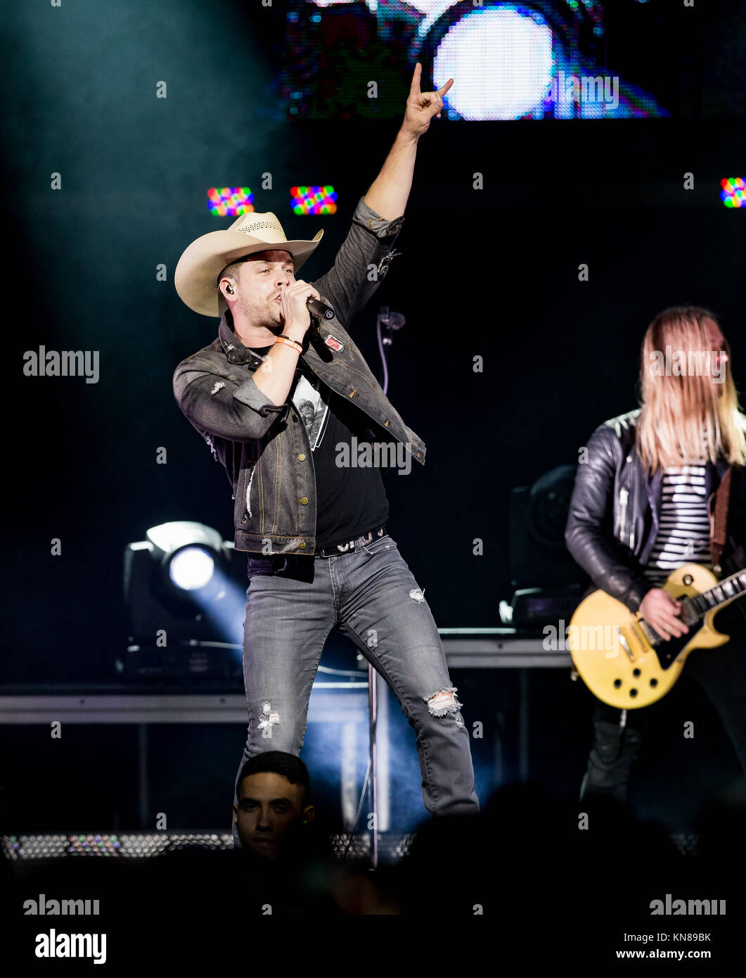 Las Vegas, NV, USA. 10th Dec, 2017. ***HOUSE COVERAGE*** Dustin Lynch ...