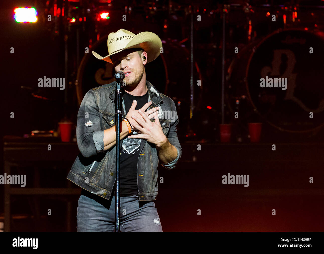 Las Vegas, NV, USA. 10th Dec, 2017. ***HOUSE COVERAGE*** Dustin Lynch ...