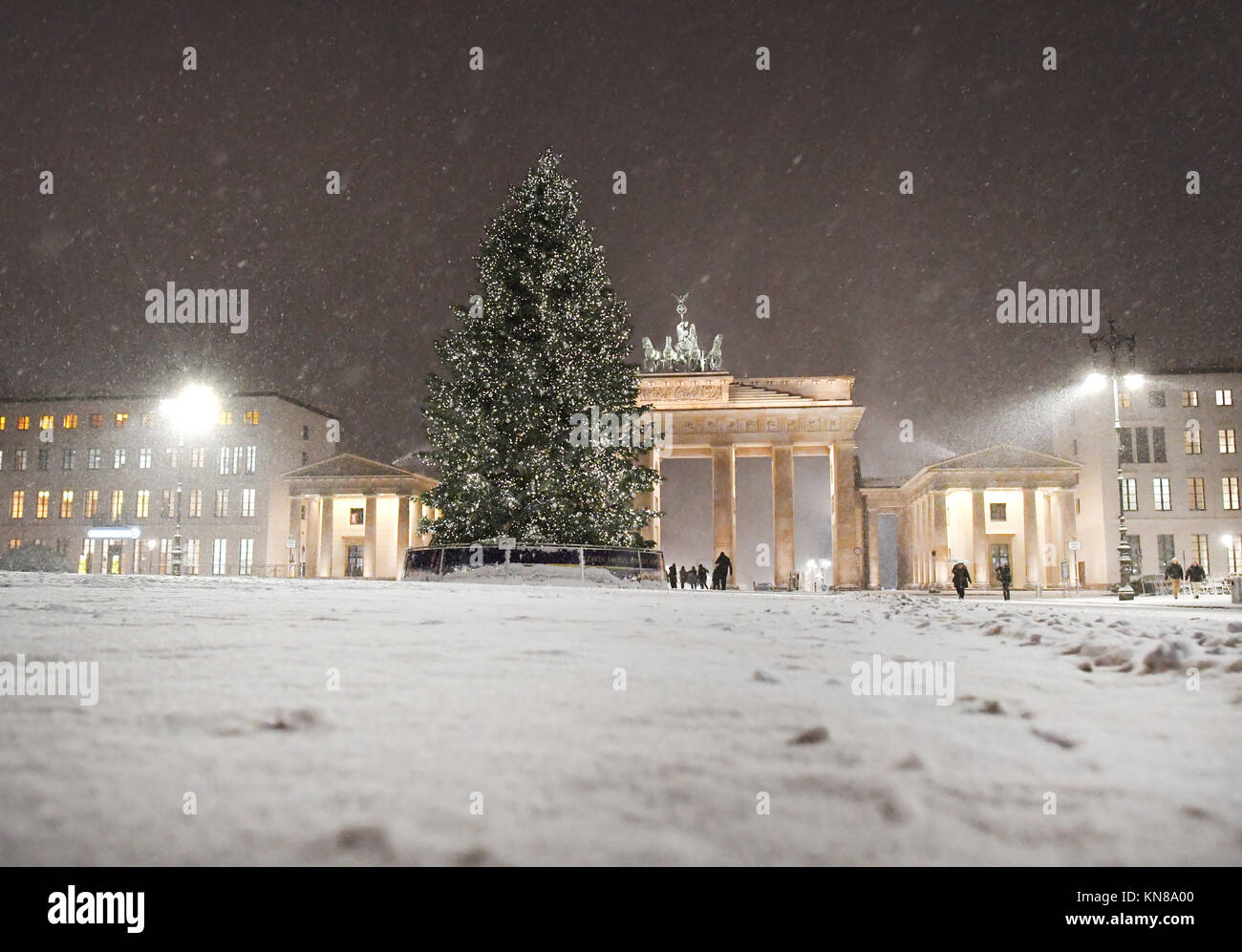 Berlin, Germany. 10th Dec, 2017. Snow falls at the Brandenburg Gate ...