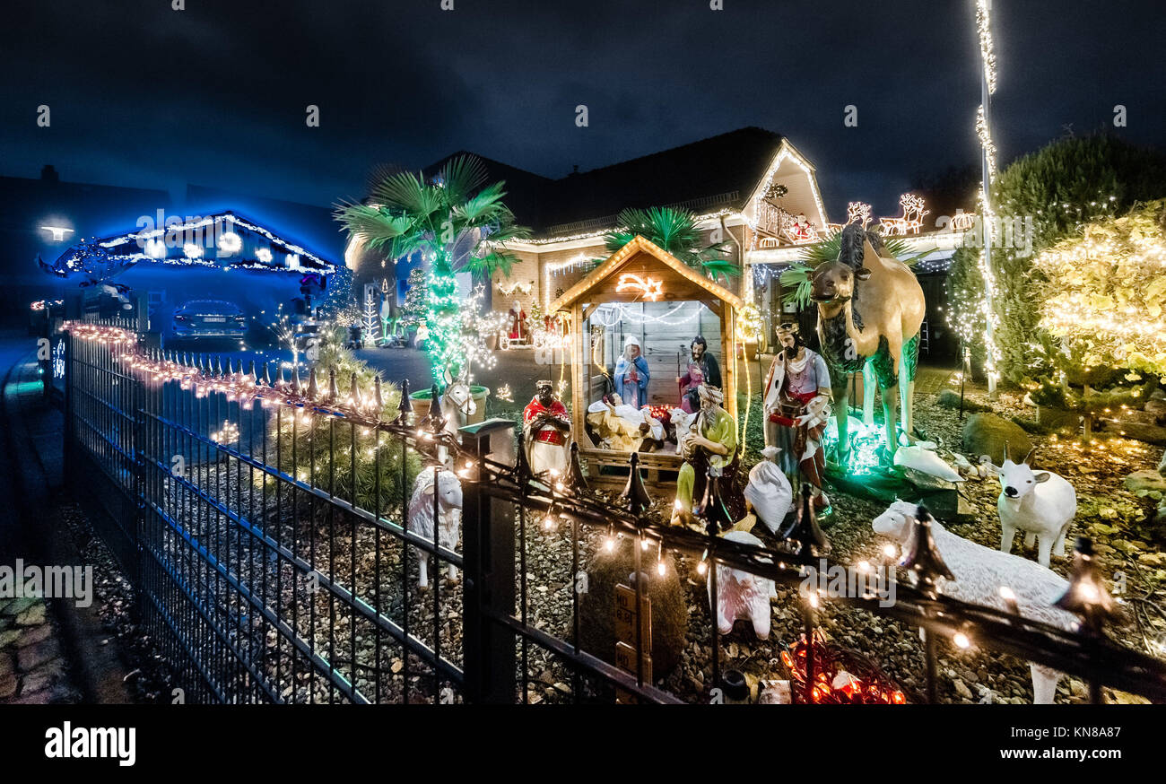 Barnitz, Germany. 5th Dec, 2017. The house of the Rahlfs family shines ...