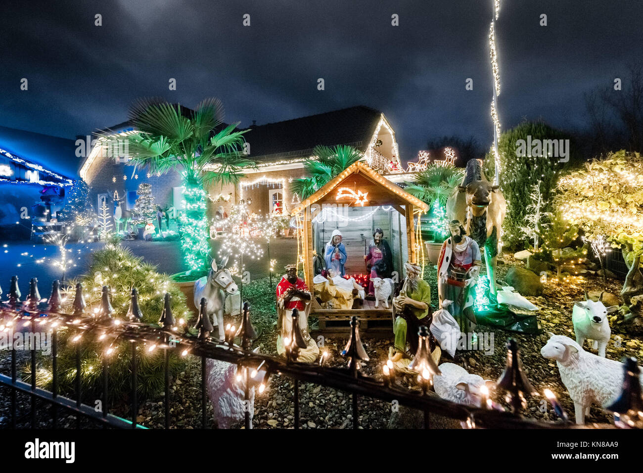 Barnitz, Germany. 5th Dec, 2017. The house of the Rahlfs family shines ...