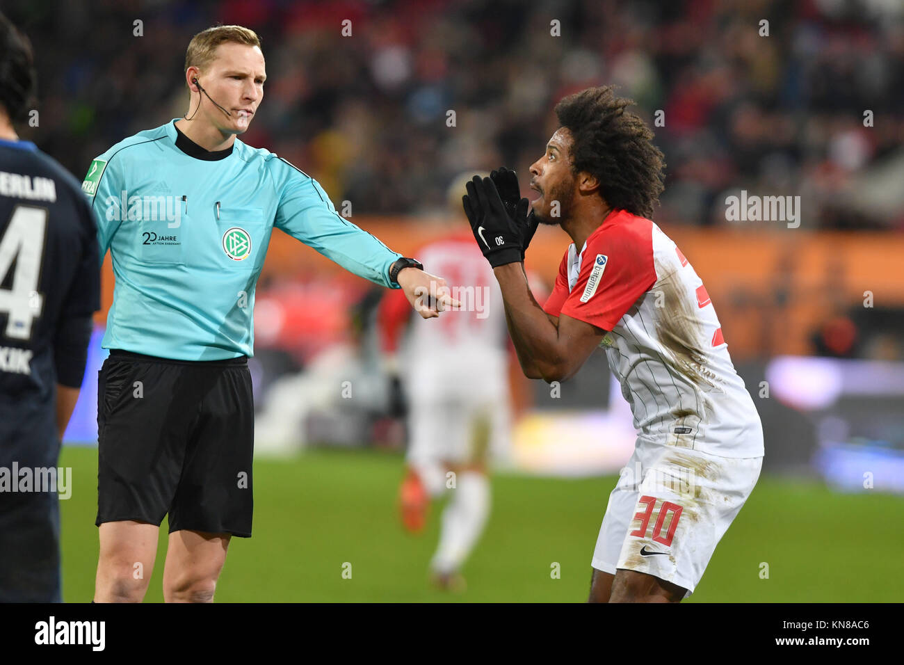 F. CAIUBY DA SILVA (FC Augsburg) fleht referee Martin PETERSEN an ...