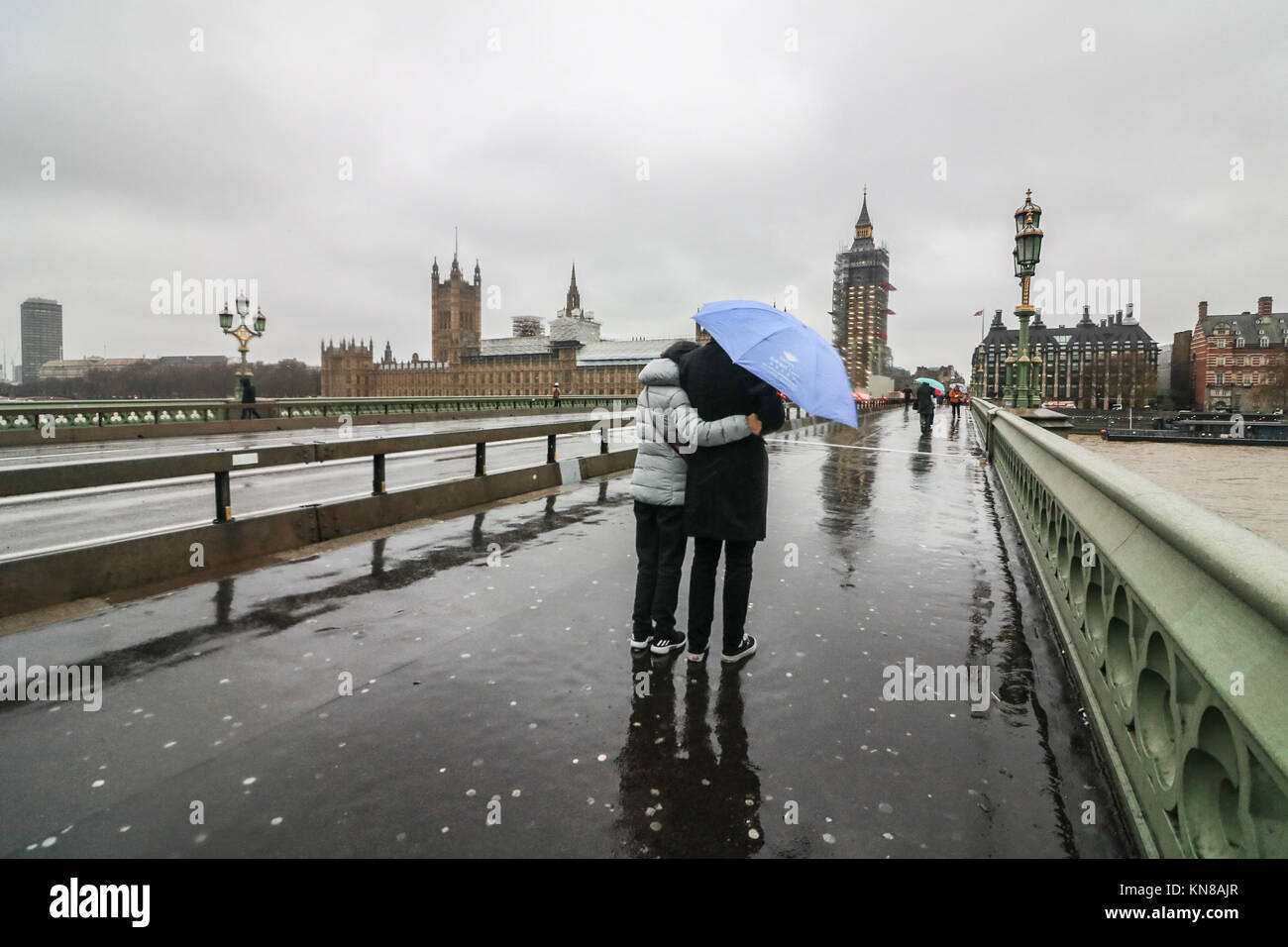 London, UK. 11th Dec, 2017. London Morning commuters battle the cold ...