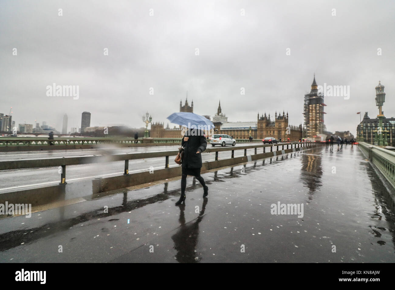 London, UK. 11th Dec, 2017. London Morning commuters battle the cold ...