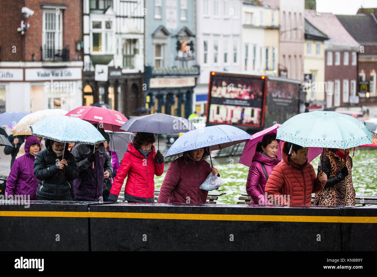 Windsor, UK. 11th Dec, 2017. Tourists arrive well-equipped to brave ...
