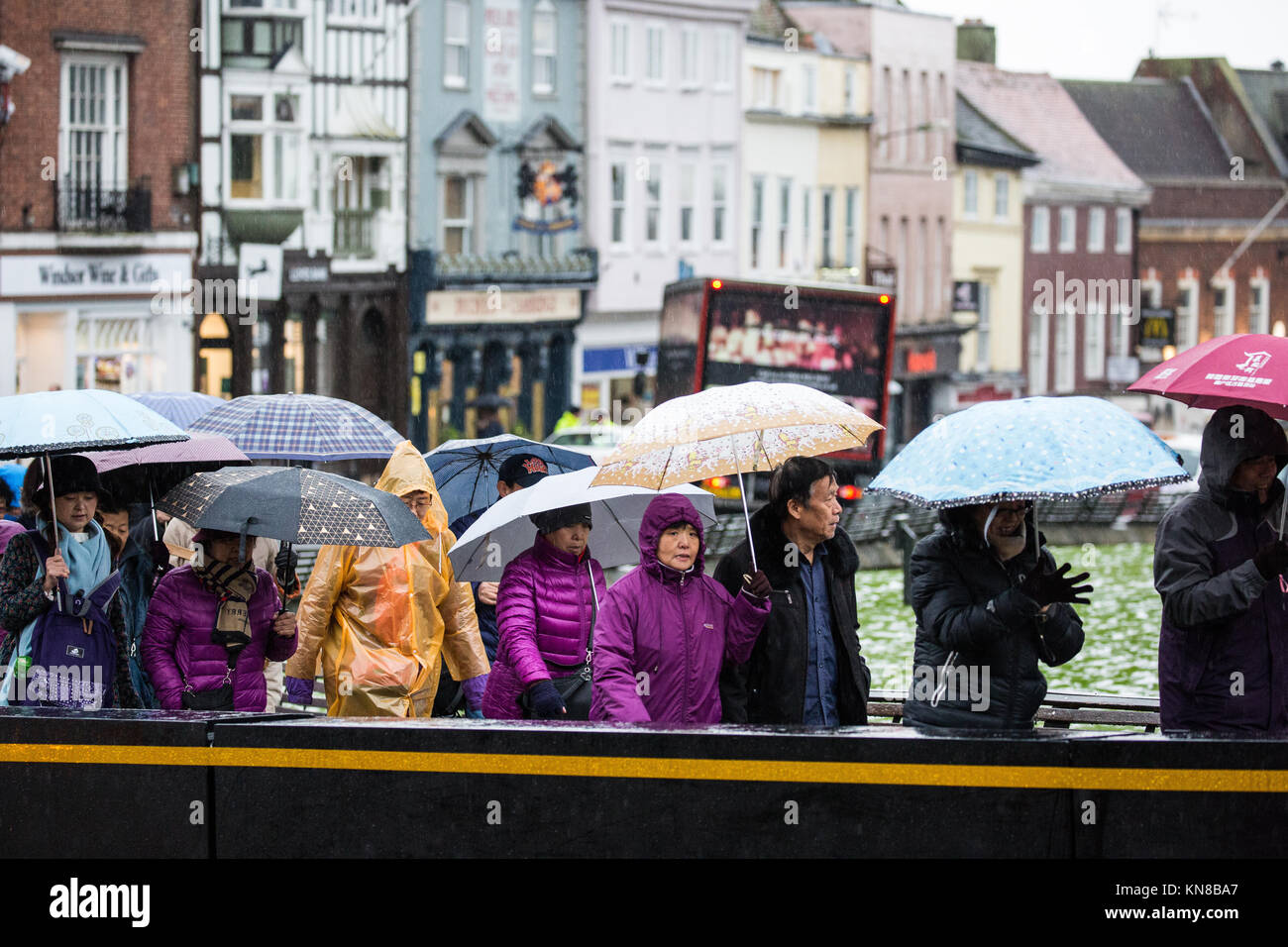 Windsor, UK. 11th Dec, 2017. Tourists arrive well-equipped to brave ...