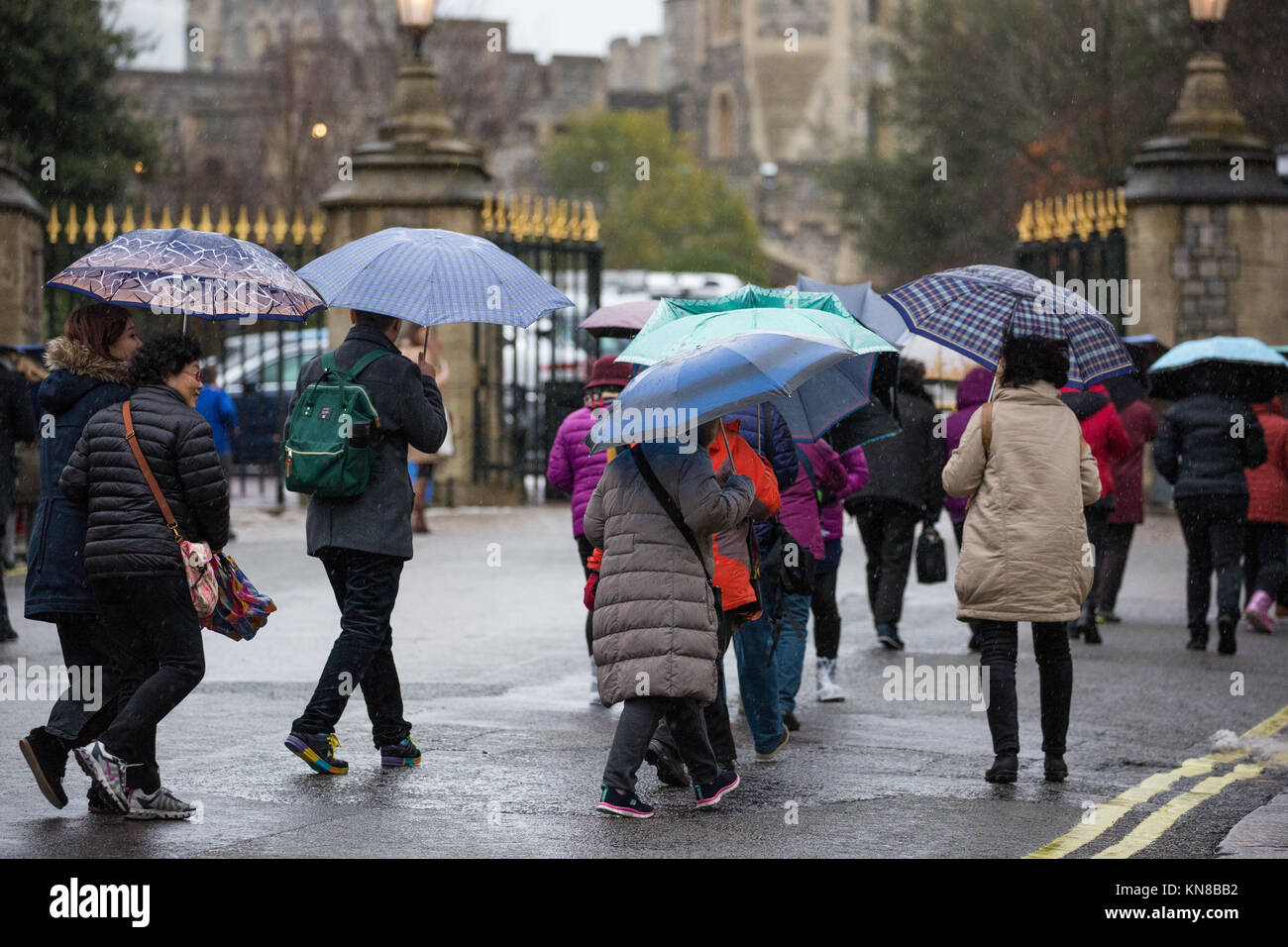 Windsor, UK. 11th Dec, 2017. Tourists arrive well-equipped to brave ...