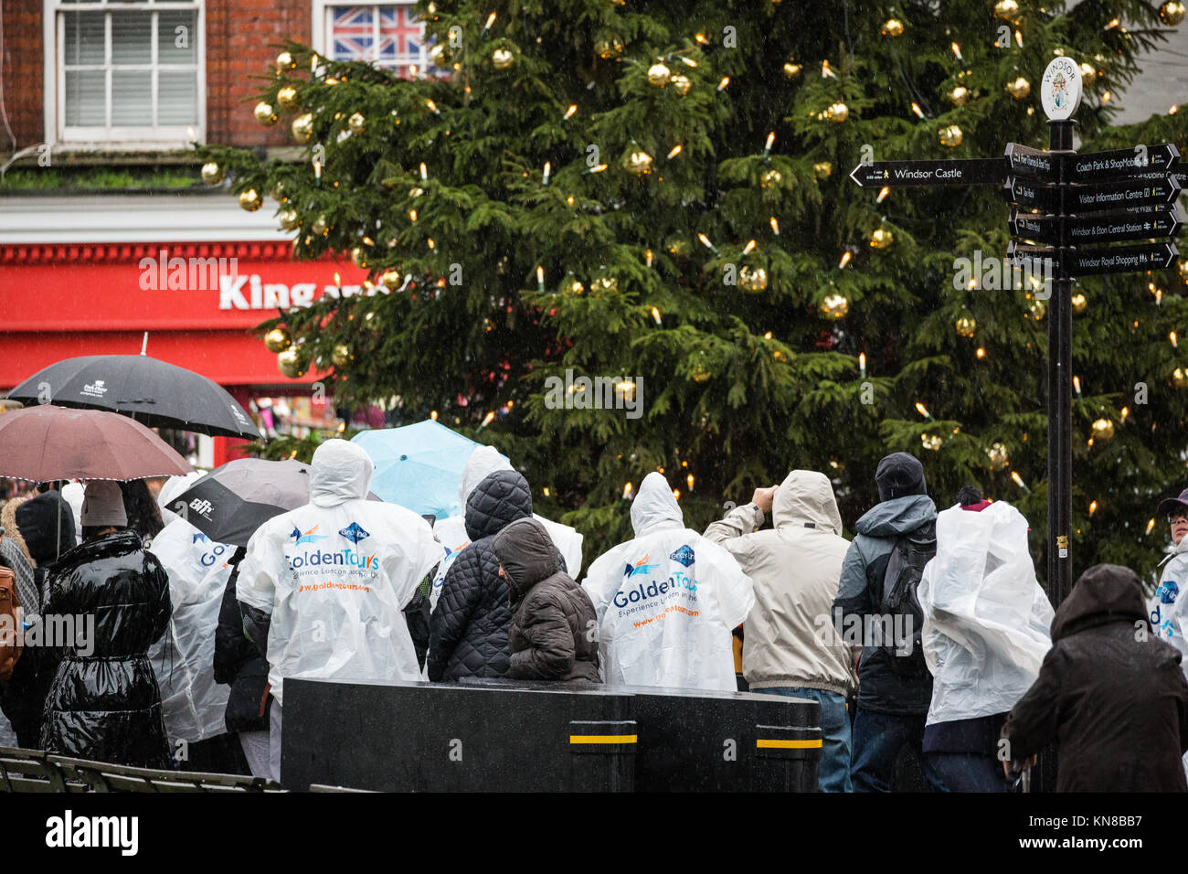 Windsor, UK. 11th Dec, 2017. Tourists arrive well-equipped to brave ...