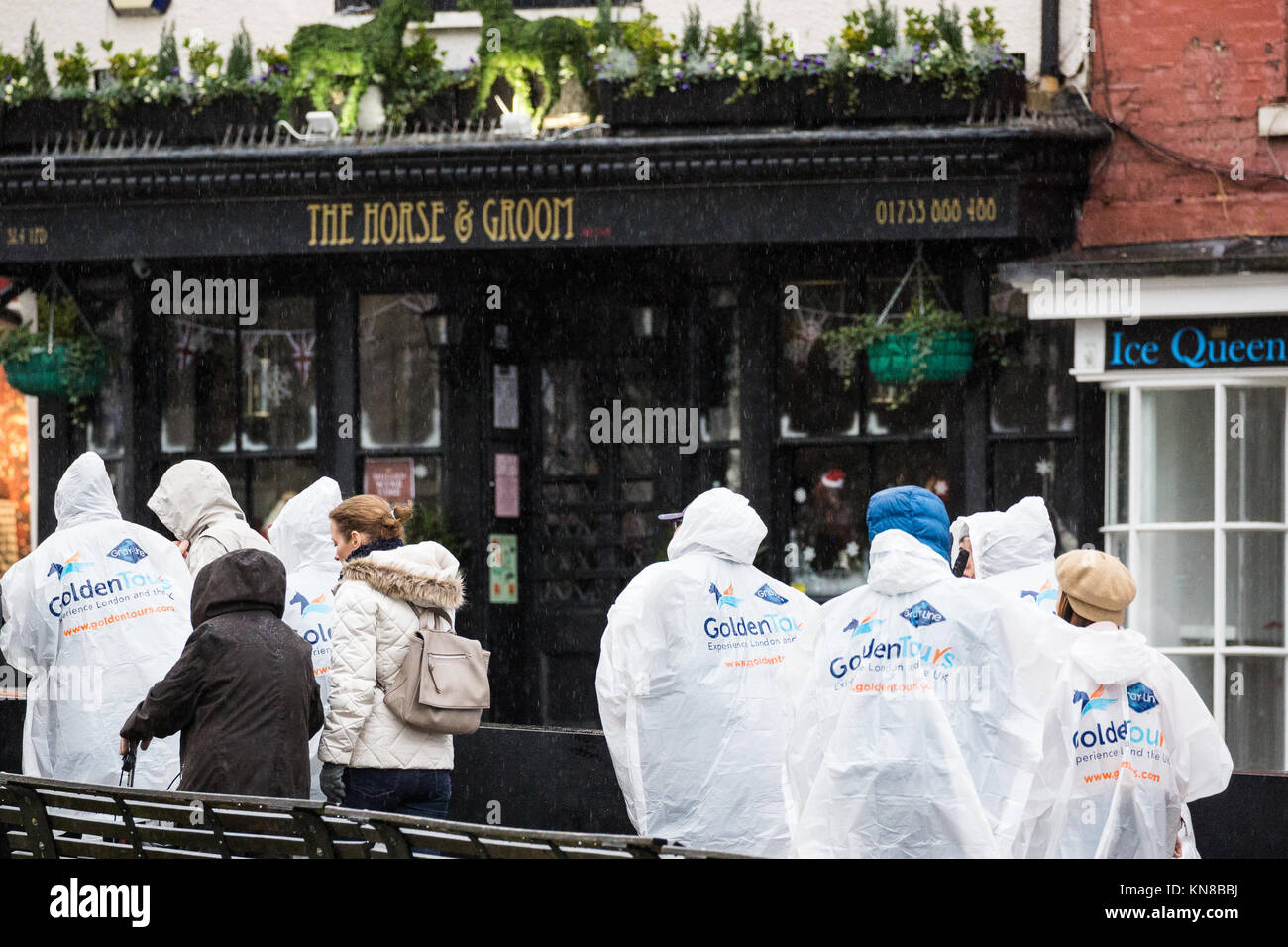 Windsor, UK. 11th Dec, 2017. Tourists arrive well-equipped to brave ...
