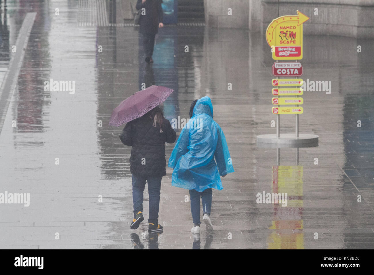 London, UK. 11th Dec, 2017. Pedestrians brave the cold weather with ...