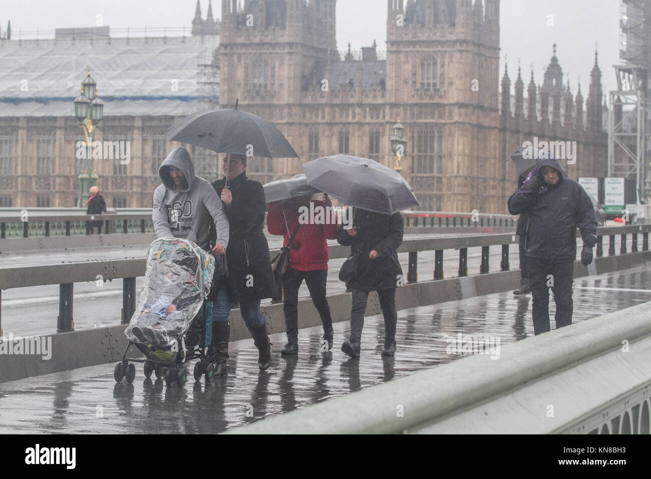 London, UK. 11th Dec, 2017. Pedestrians brave the cold weather with ...