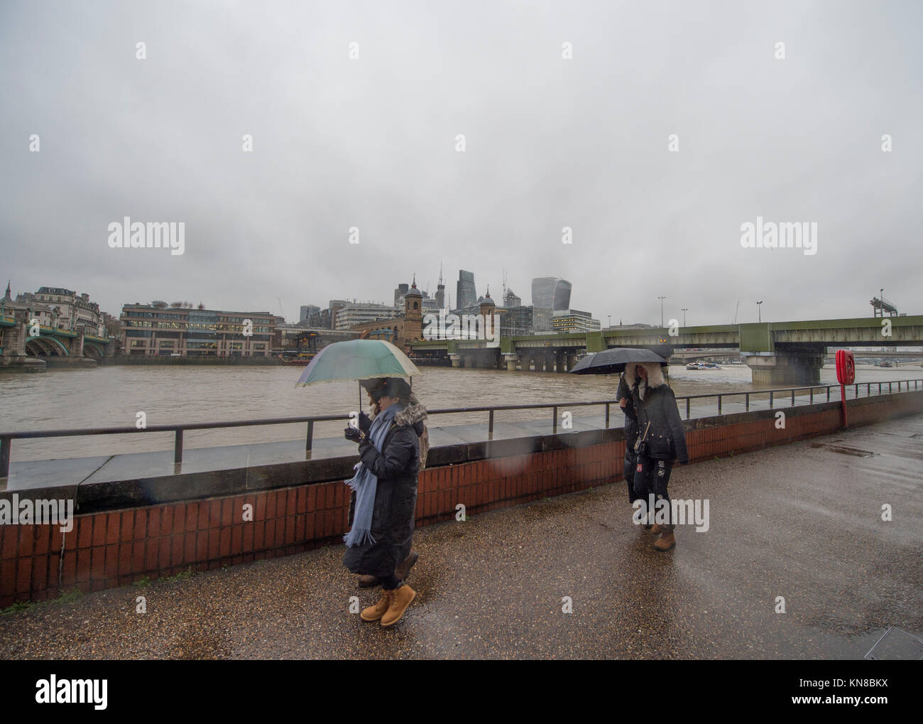 Heavy rain in london hi-res stock photography and images - Alamy