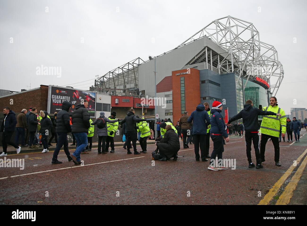 Old trafford crowd hi-res stock photography and images - Alamy