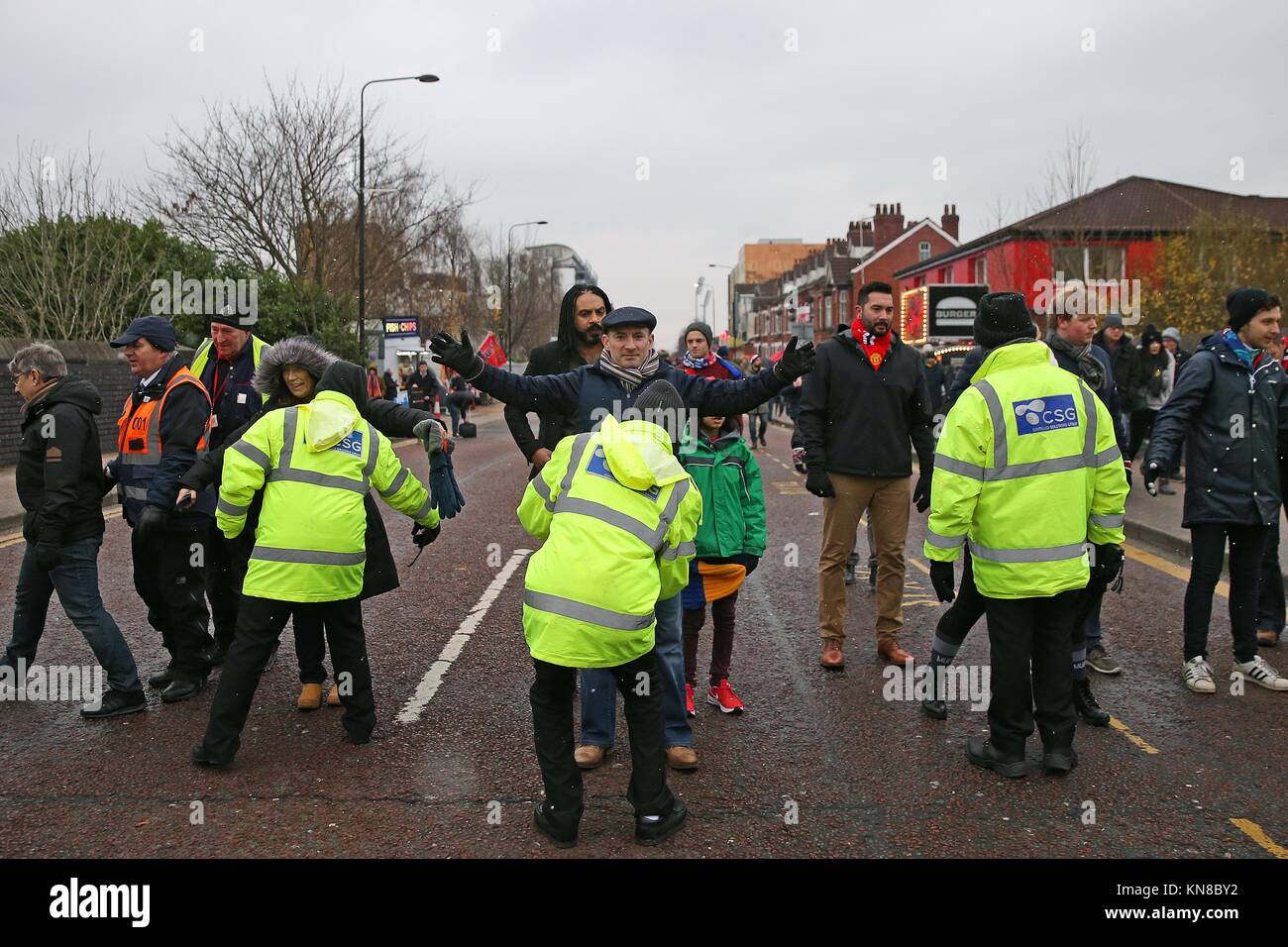 Old trafford crowd hi-res stock photography and images - Alamy
