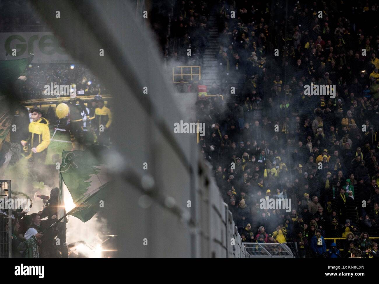 Dortmund, Deutschland. 09th Dec, 2017. bengalisches Feuer im Fanblock ...