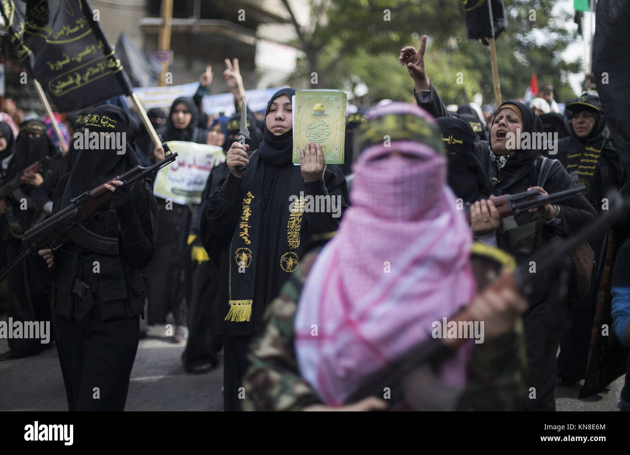 Gaza City, The Gaza Strip, Palestine. 11th Dec, 2017. Female masked ...