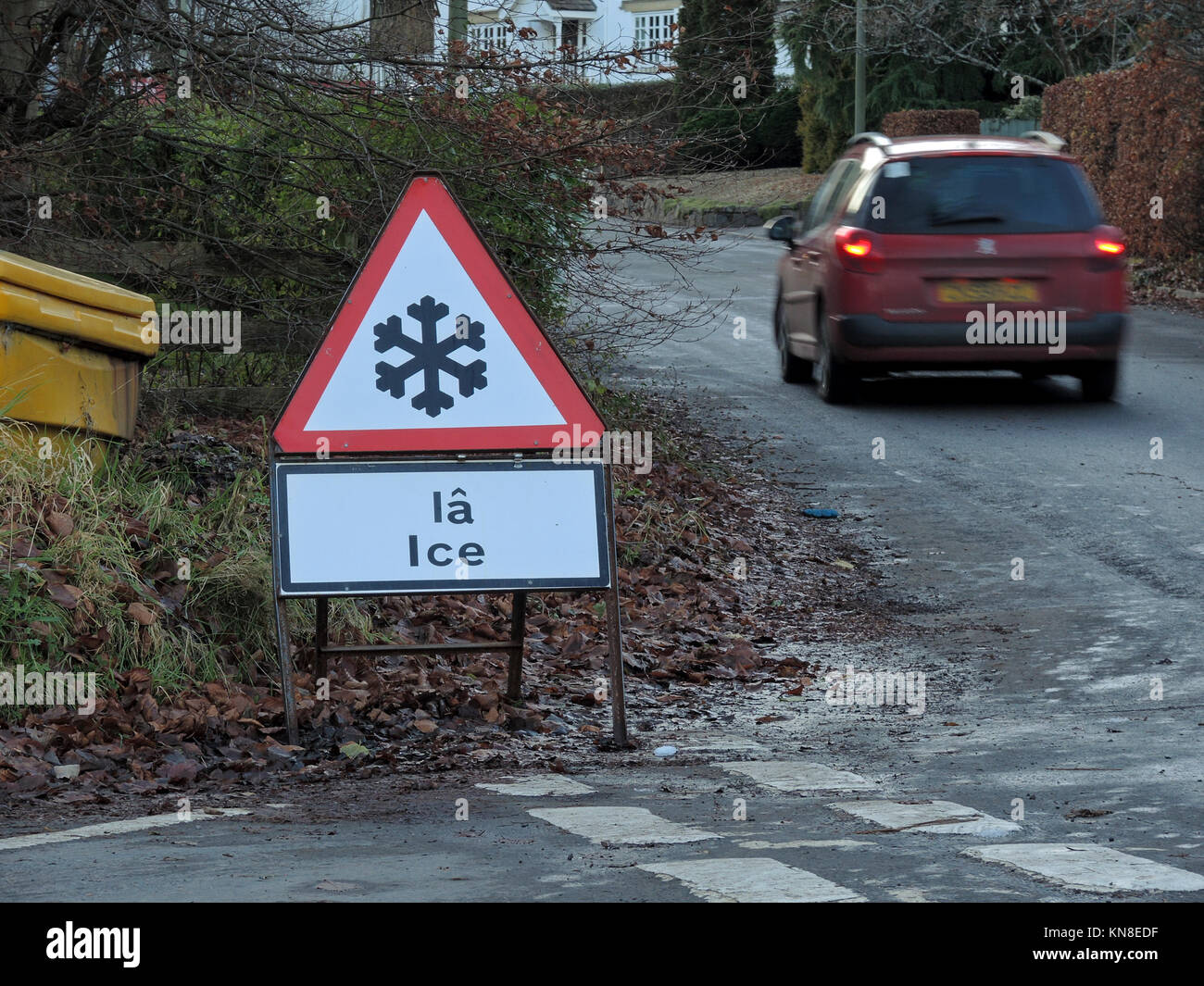 Slippery when frosty road sign hi-res stock photography and images - Alamy