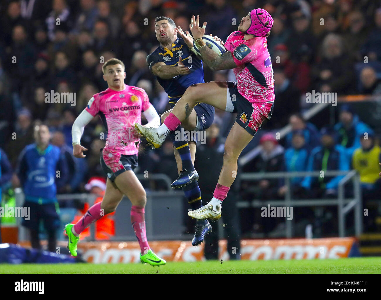 Exeter's Jack Nowell takes a high ball from Leinster's Rob Kearney ...