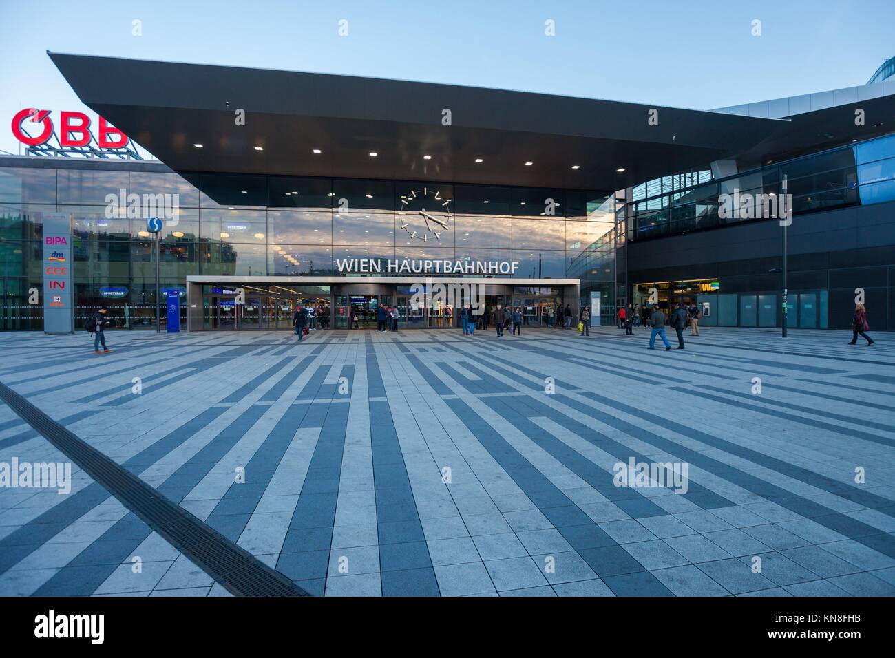 Central station vienna hi-res stock photography and images - Alamy