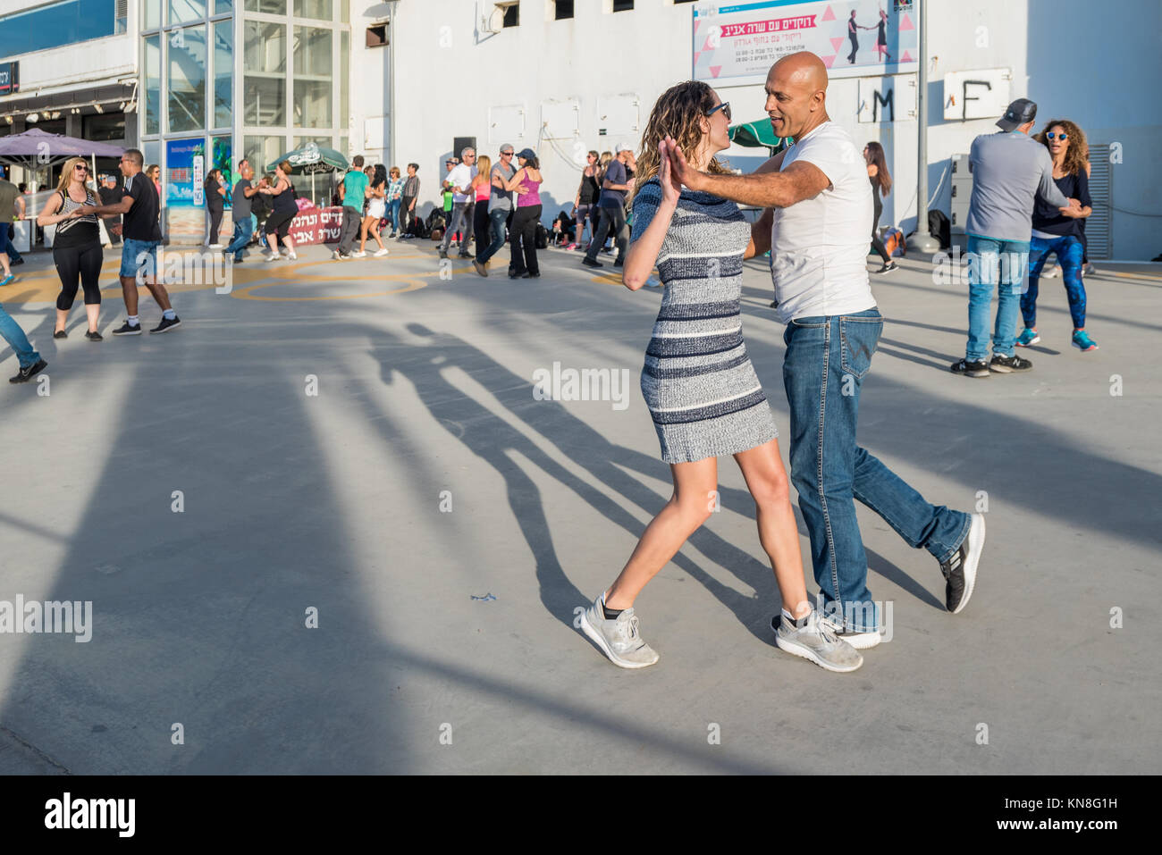 Israeli dancing hi-res stock photography and images - Alamy